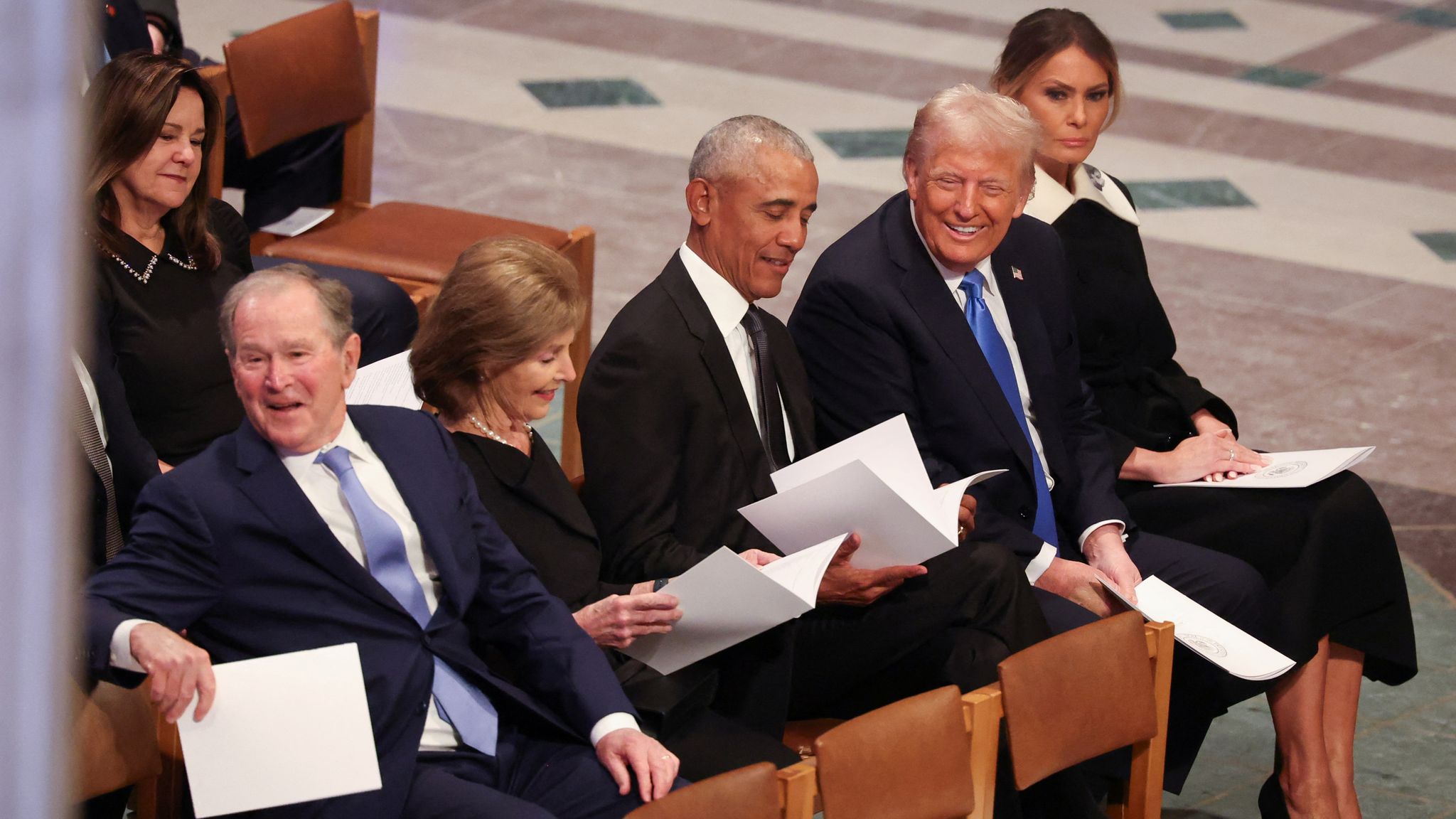 All five living US presidents pictured together at funeral of Jimmy ...
