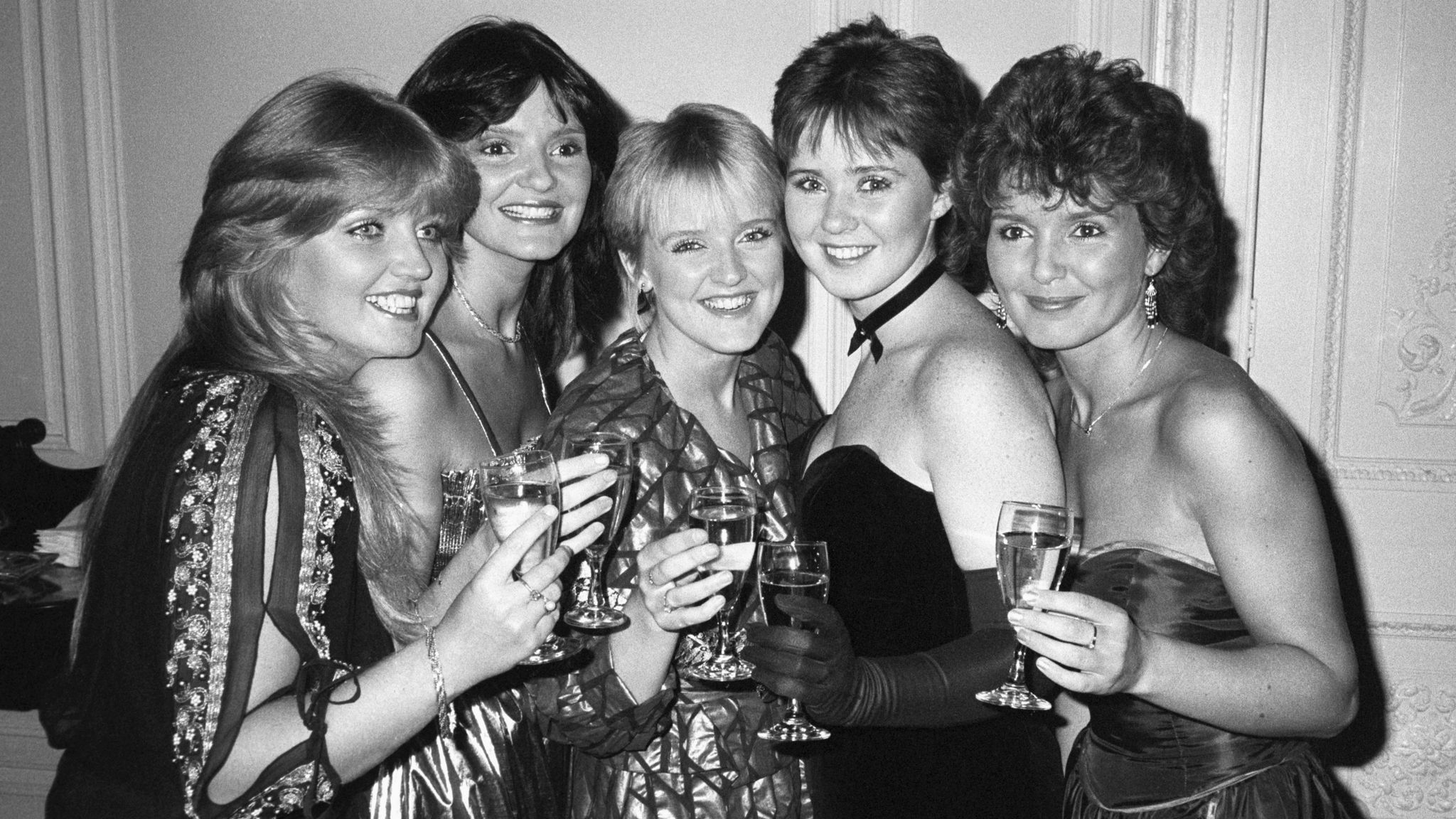 Singer Linda Nolan dies 'embraced with love' with siblings by her side | Ents & Arts News | Sky News