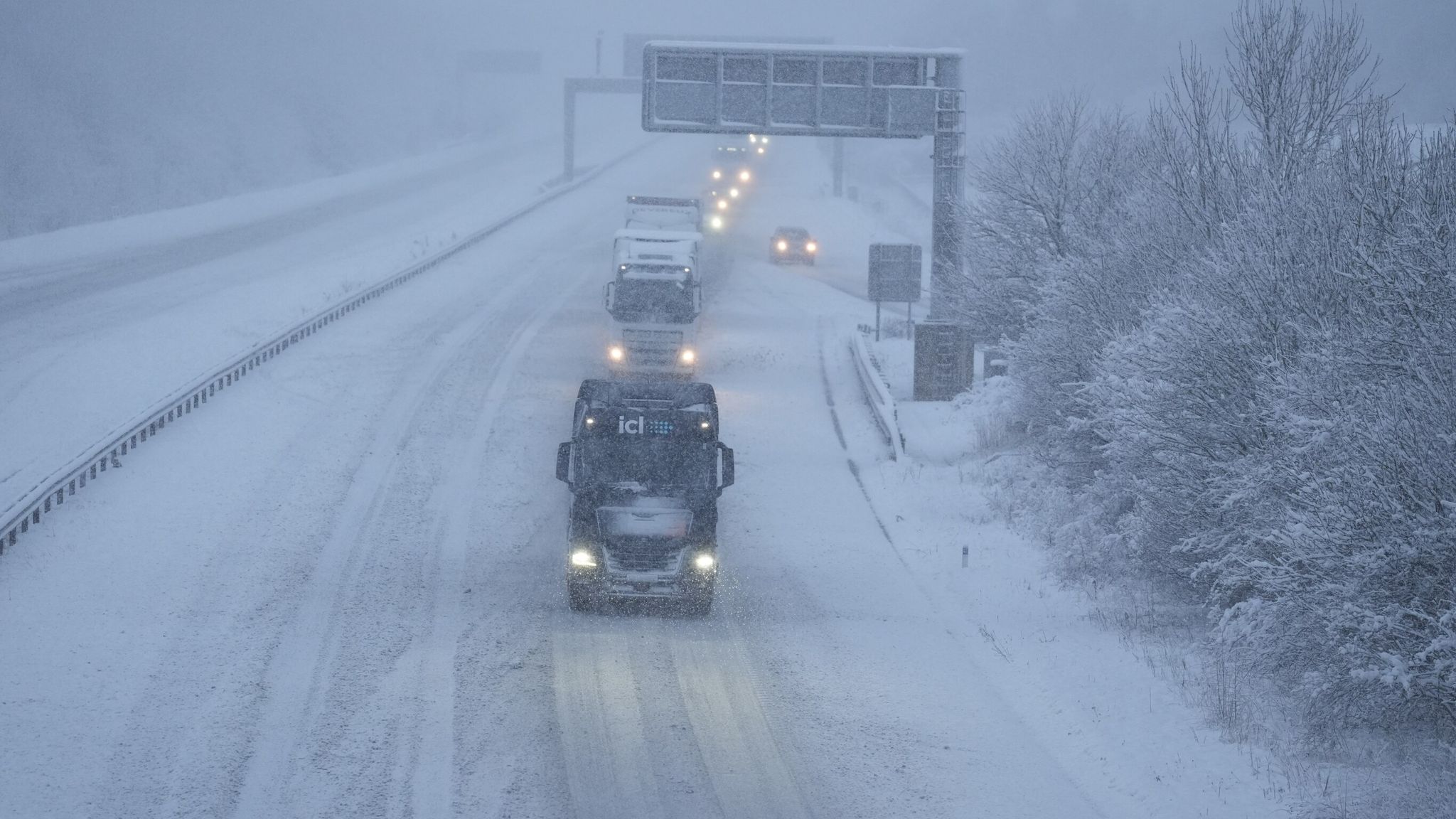 UK weather: Heavy snow hits much of UK as thousands left without power ...