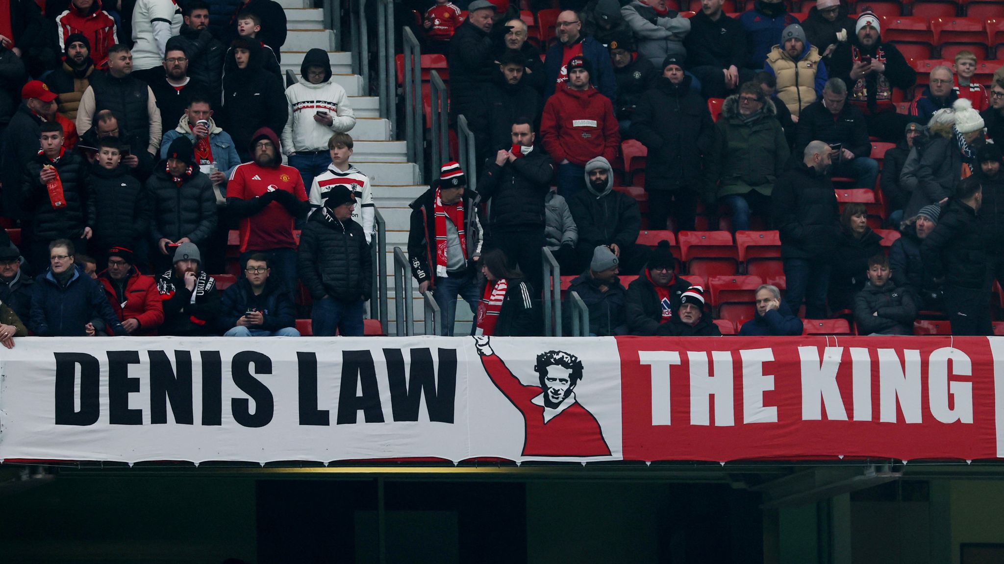 Sir Alex Ferguson leads Man Utd tribute to Denis Law at Old Trafford ...