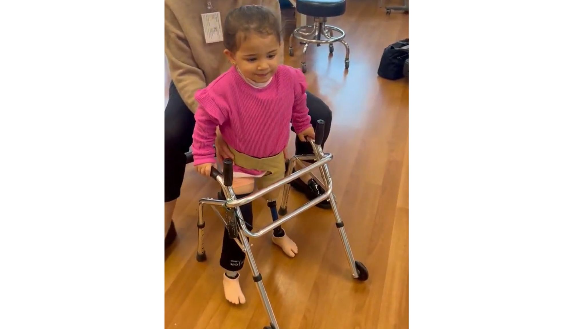 Gazan girl, 3, who lost both legs under Israeli bombardment walks again ...