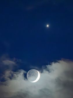 Stargazers treated to rare sight as Venus appears beside crescent Moon ...