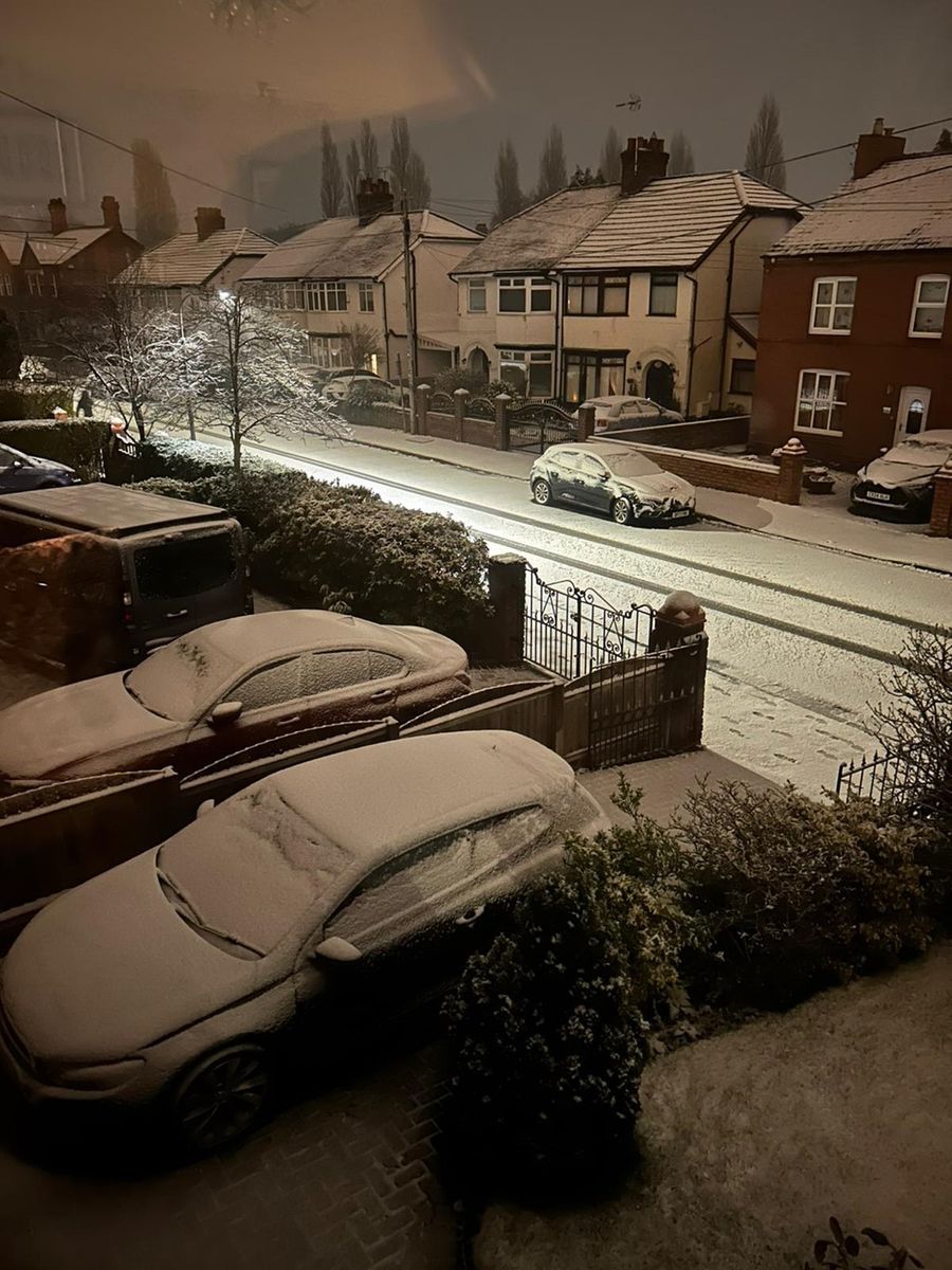 UK weather: Heavy snow hits much of UK as thousands left without power ...
