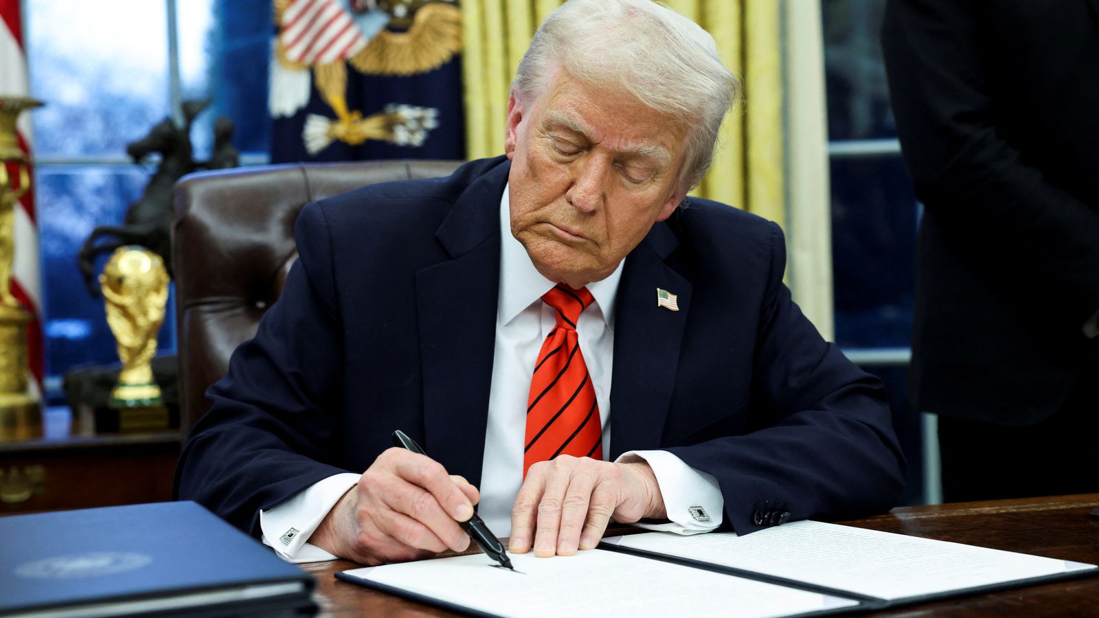 Trump latest: US president to impose steel tariffs - and signs ...