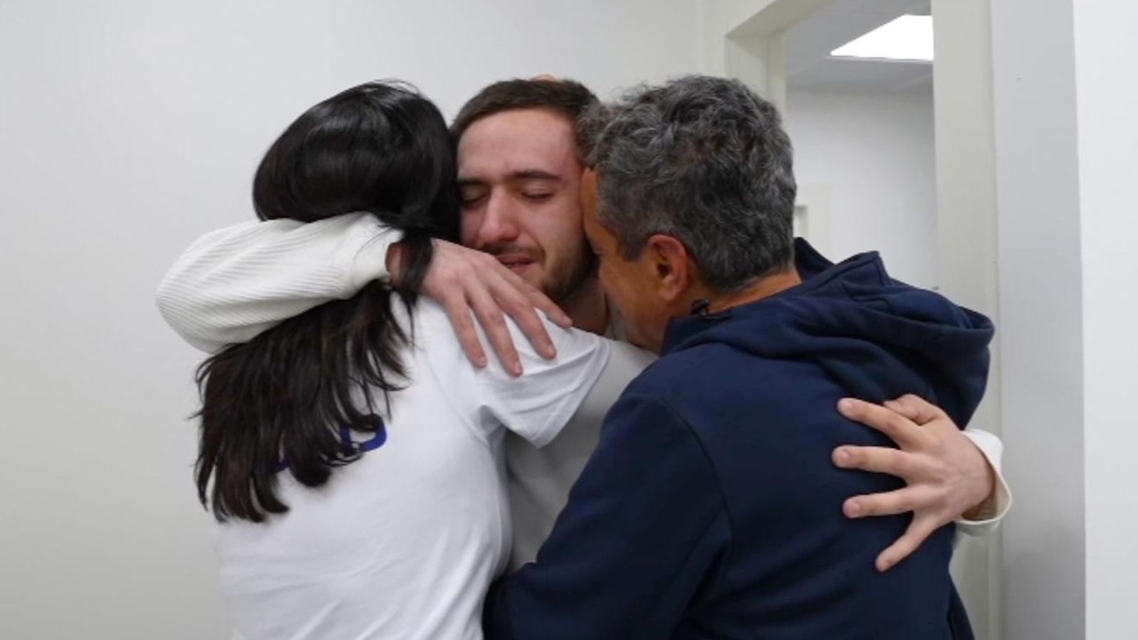 Israeli hostage Omer Shem Tov reunited with parents after released from Gaza | World News | Sky News