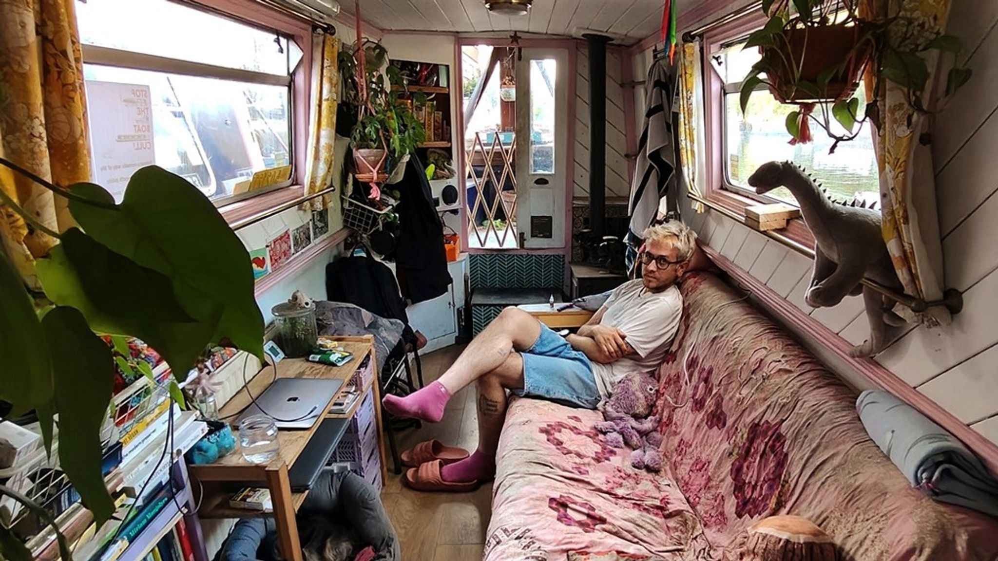 What it's really like living on a canal boat - and how much it costs ...