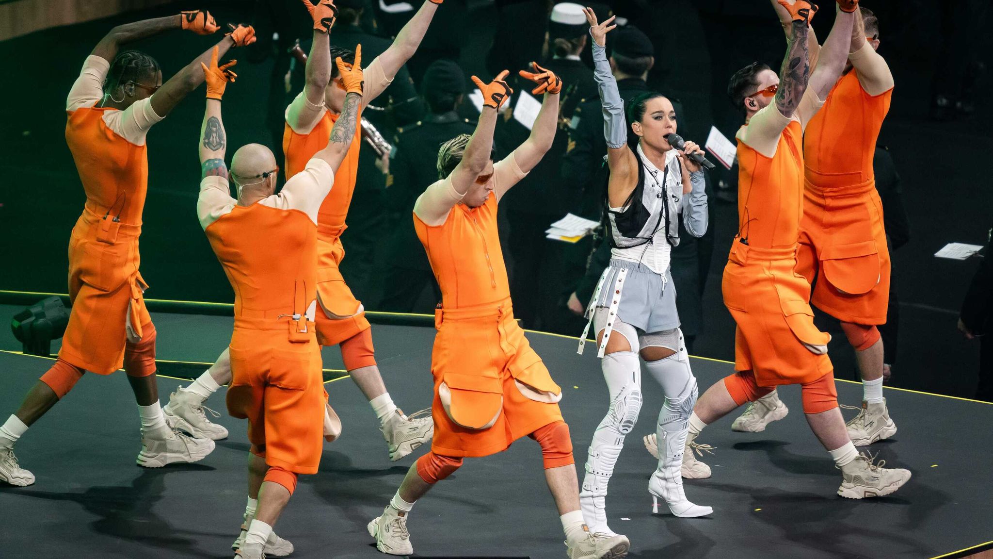 Prince Harry and Meghan cheer as Team UK walks on to Invictus Games ...