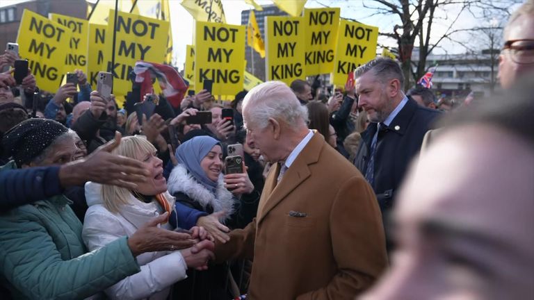 'Not my King': Anti-monarchy protesters chant in King's face | News UK ... 'Not my King': Anti-monarchy protesters chant in King's face | News UK ...