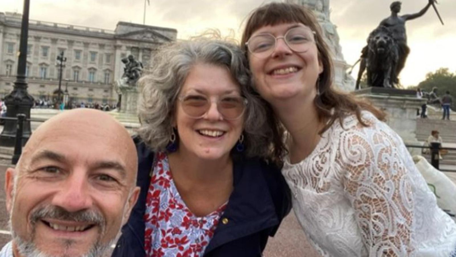 Father of British woman detained in US: 'She's trading portraits for ...