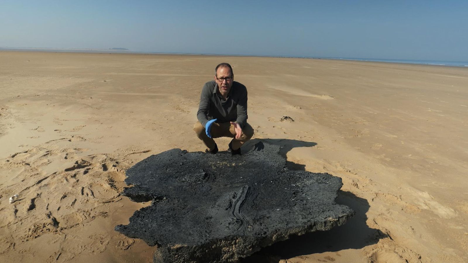 'Nurdles': Clean up teams are racing to remove the plastic pellets ...