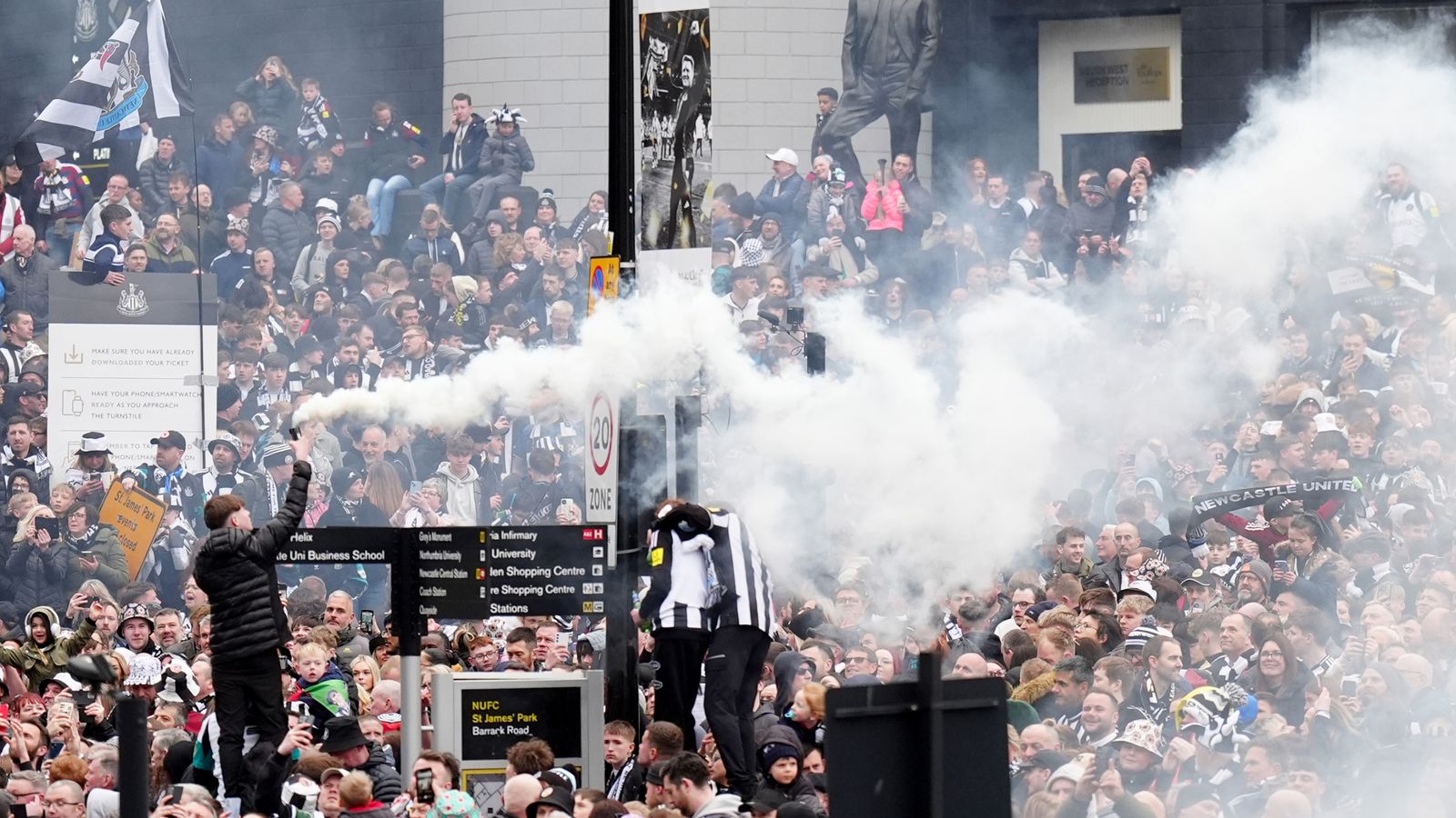 Newcastle United fans line the streets to mark club's historic cup win ...