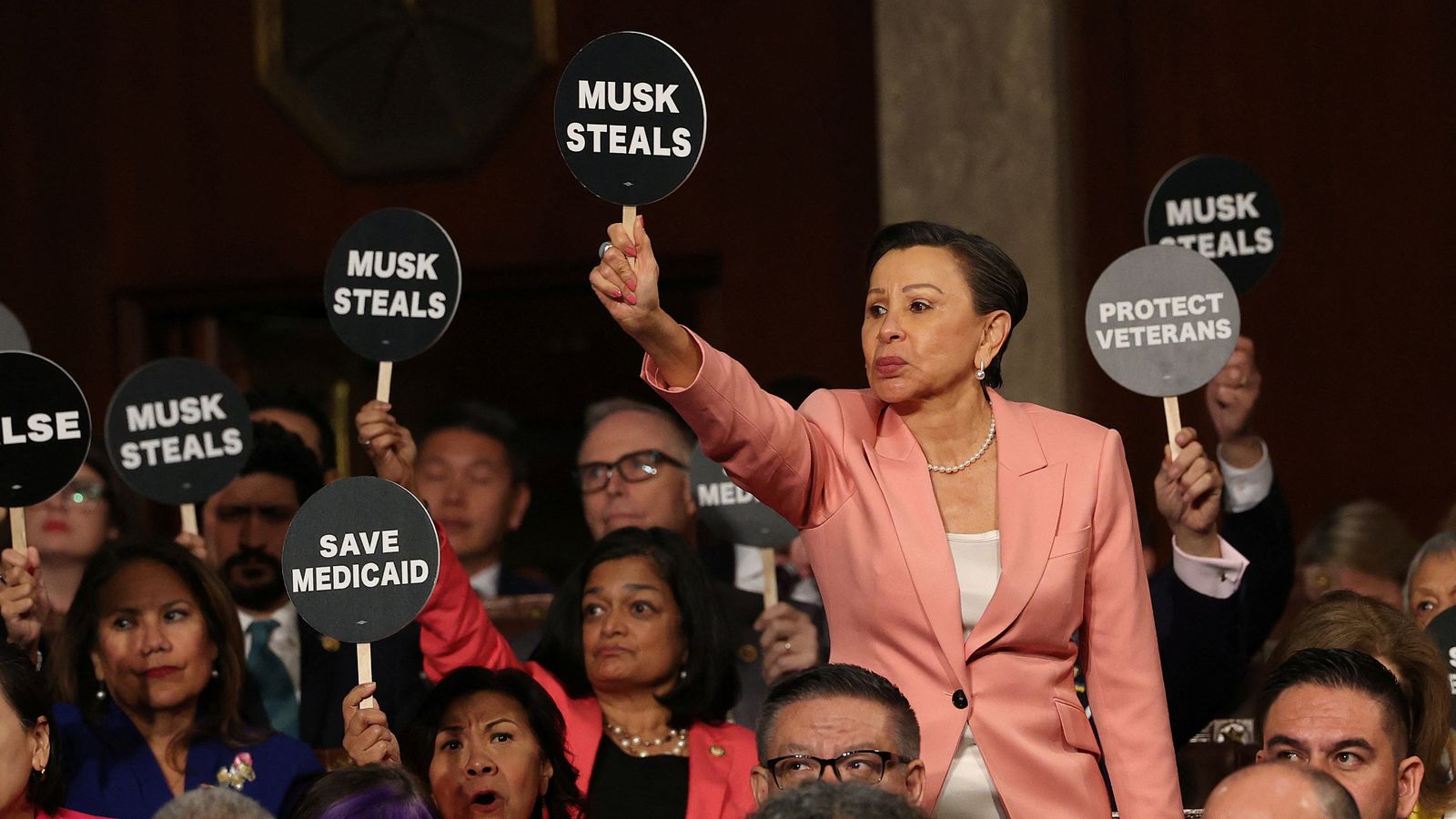 Trump speech: In a chamber thick with acrimony, the sales pitch quickly ...