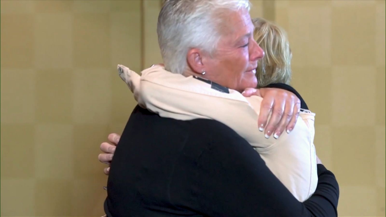 Corinne Hutton Meets Donor's Twin Sister After Hand Transplant | VT News