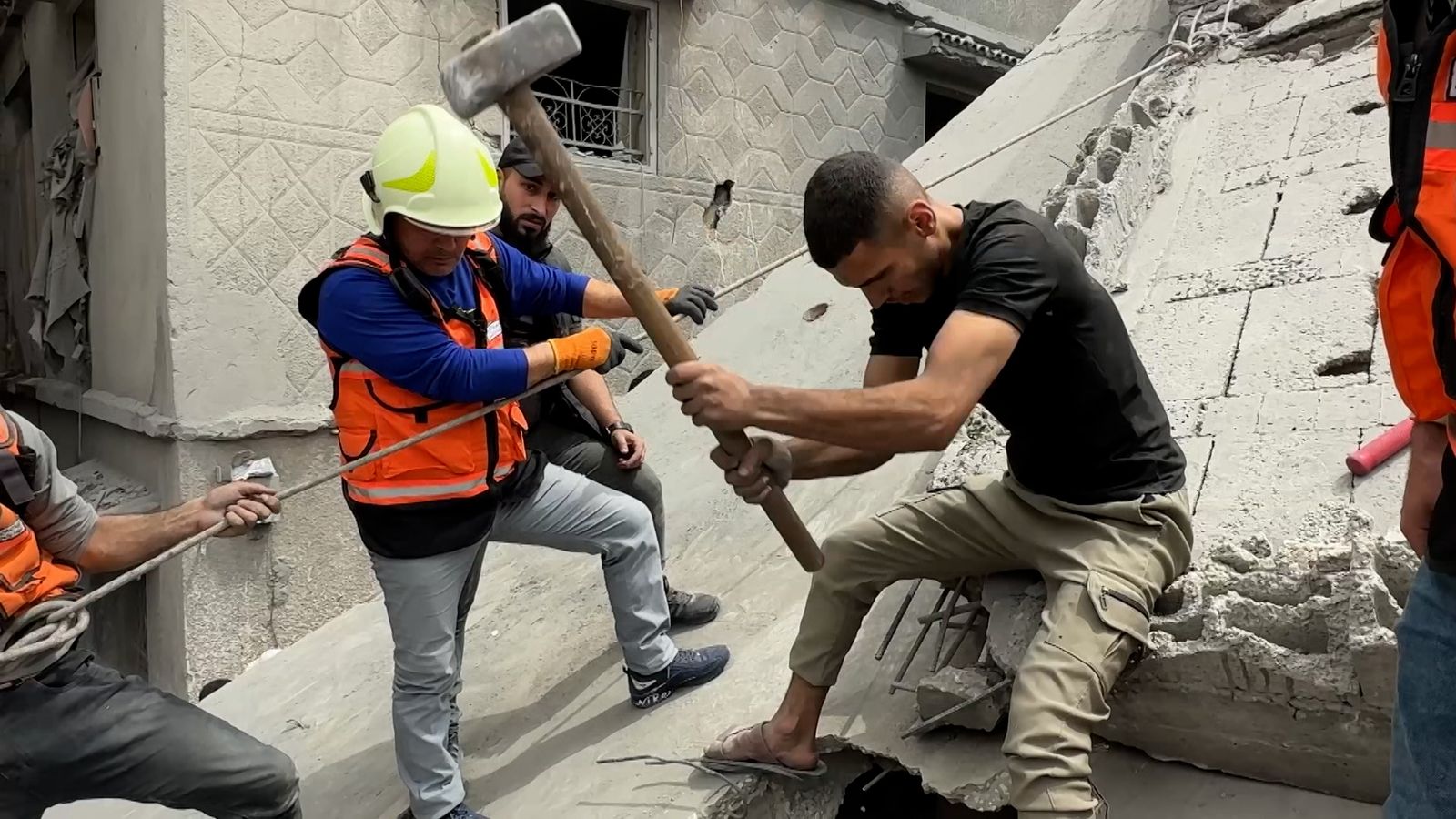 Lack of heavy rescue equipment into Gaza leaves hundreds to die slow ...