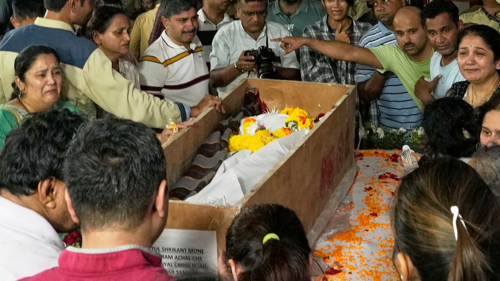 India closes Pakistan border and expels diplomats over Kashmir 'terror attack' | World News ...