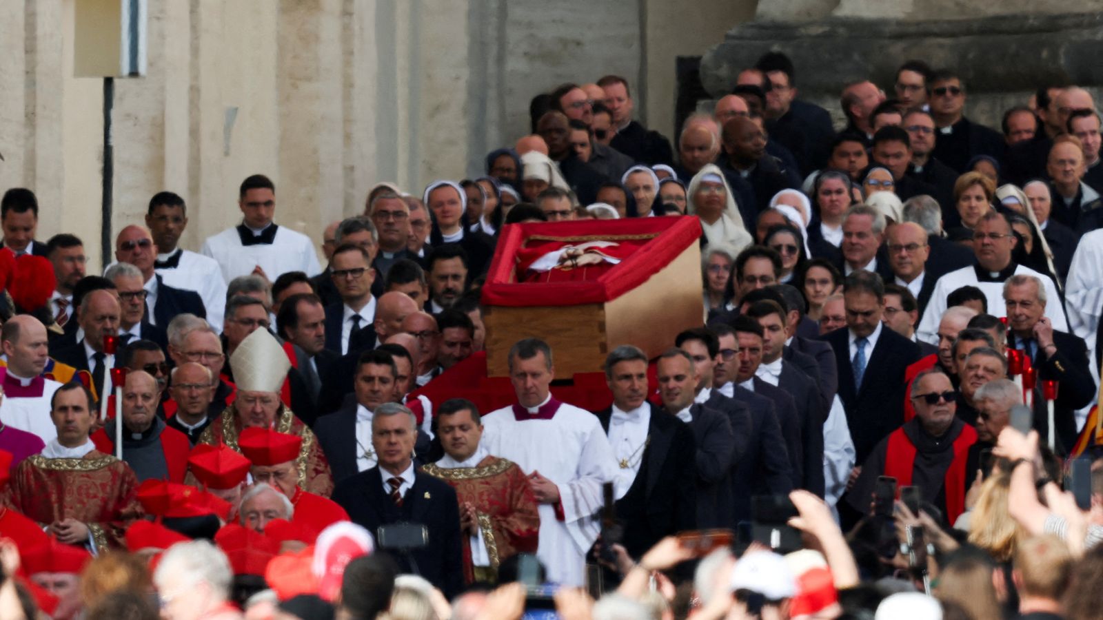 In photos: Prayers and tears as physique of Pope Francis moved to St ...