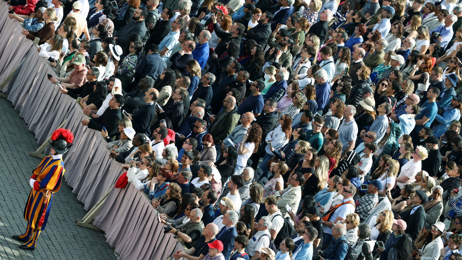 In photos: Prayers and tears as physique of Pope Francis moved to St ...
