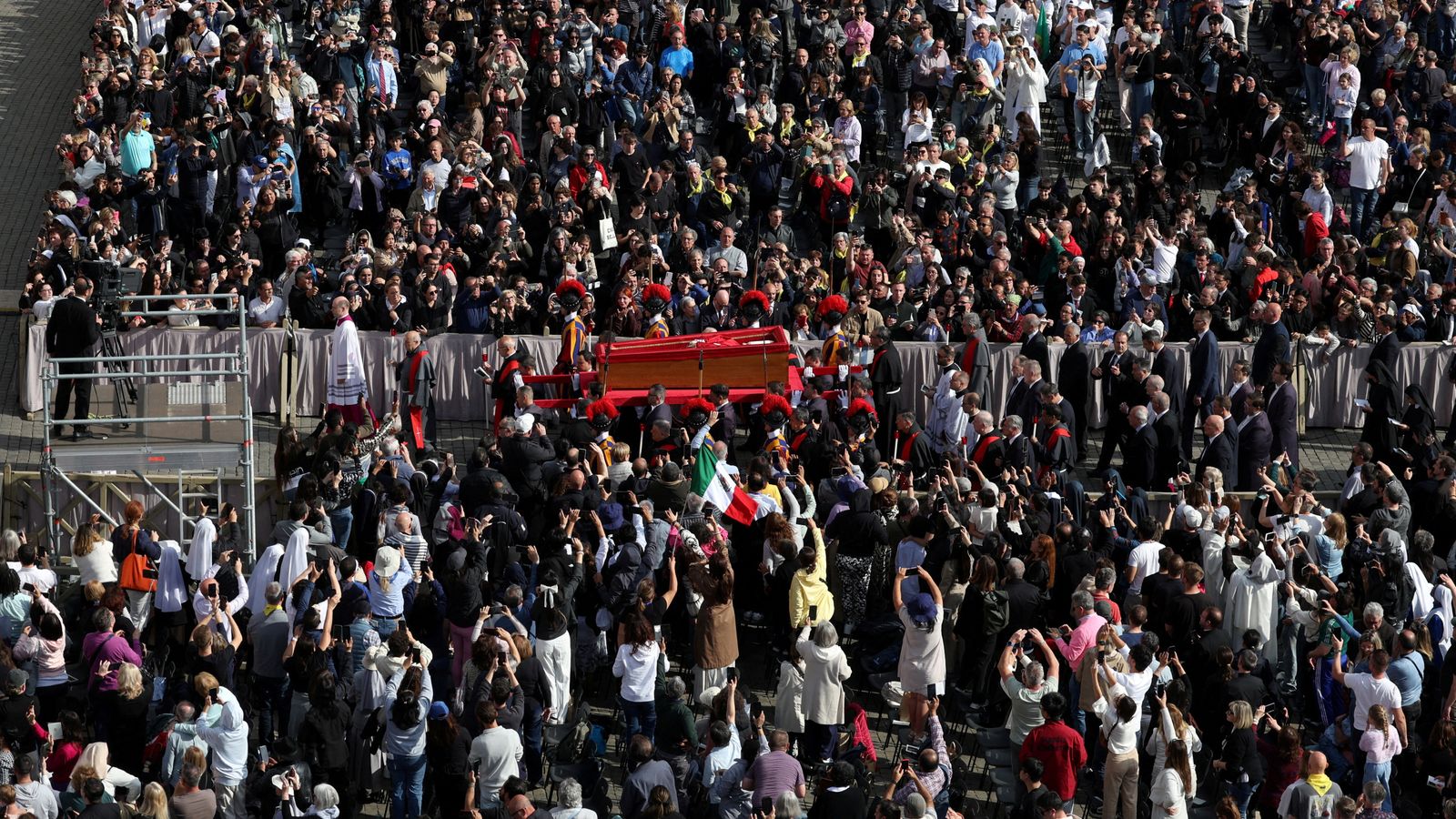 In photos: Prayers and tears as physique of Pope Francis moved to St ...