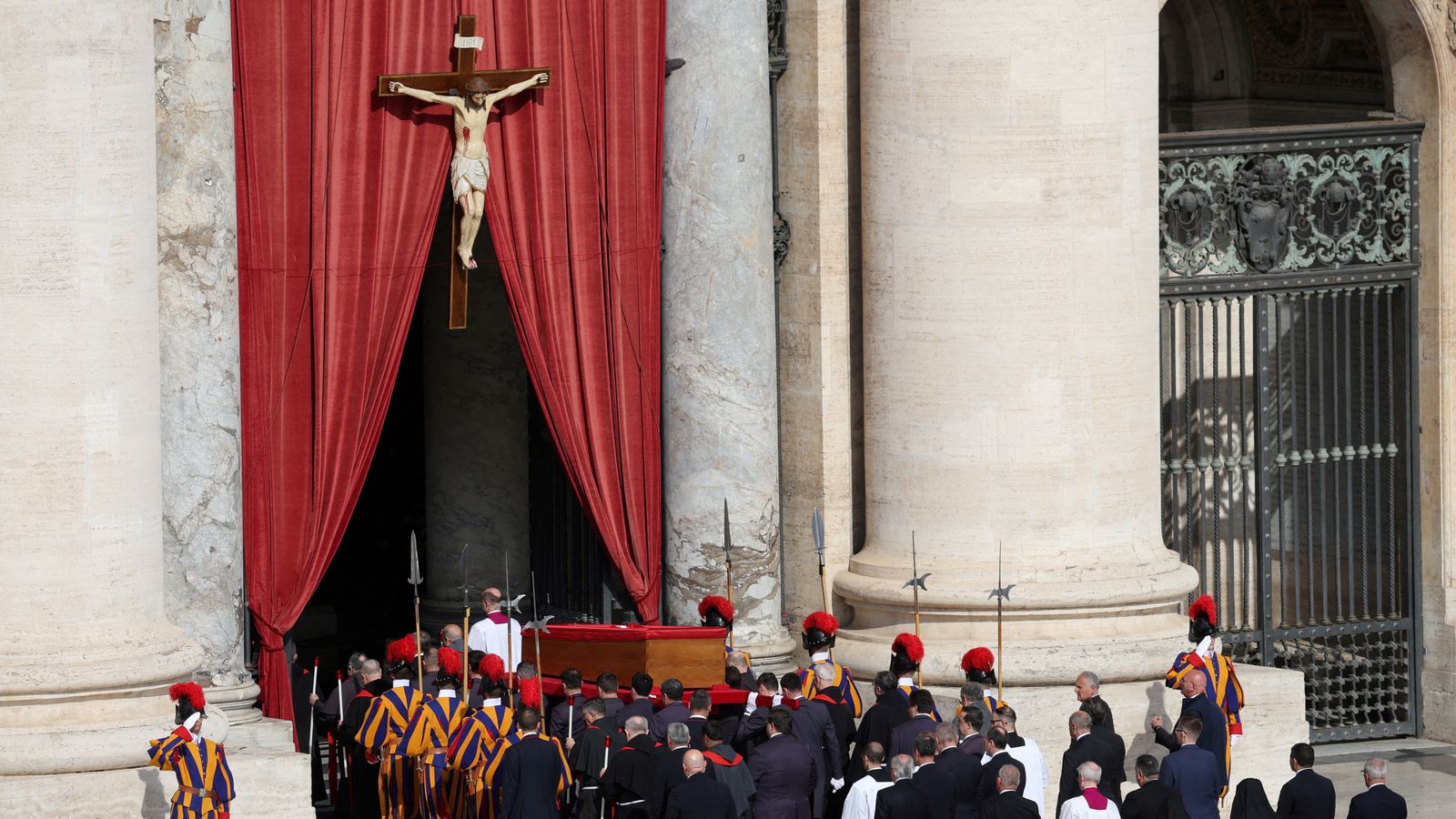 Thousands pay their respects to the Pope as he lies in state at St ...