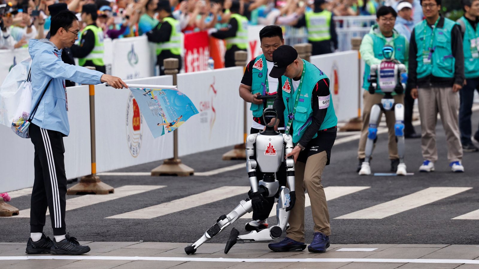 China hosts world's first half-marathon race between people and robots ...