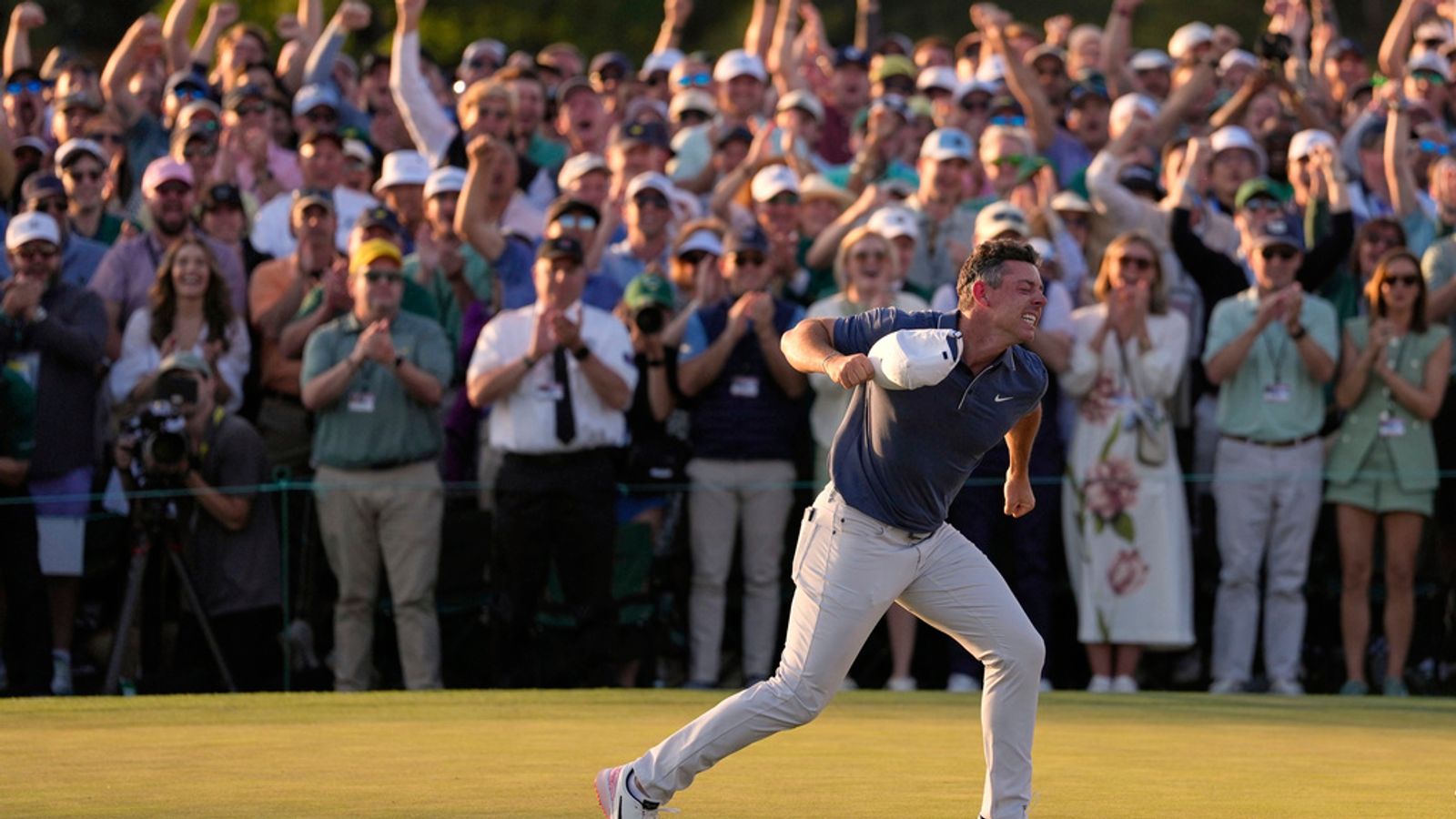 Watch Rory McIlroy's final Masters round | News UK Video News | Sky News