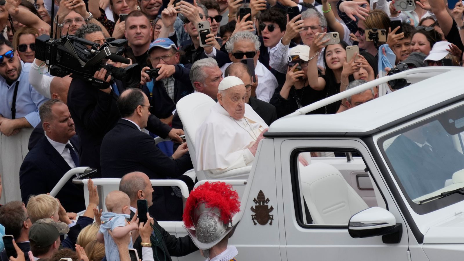 Pope Francis greets crowds at Vatican during Easter Sunday service ...