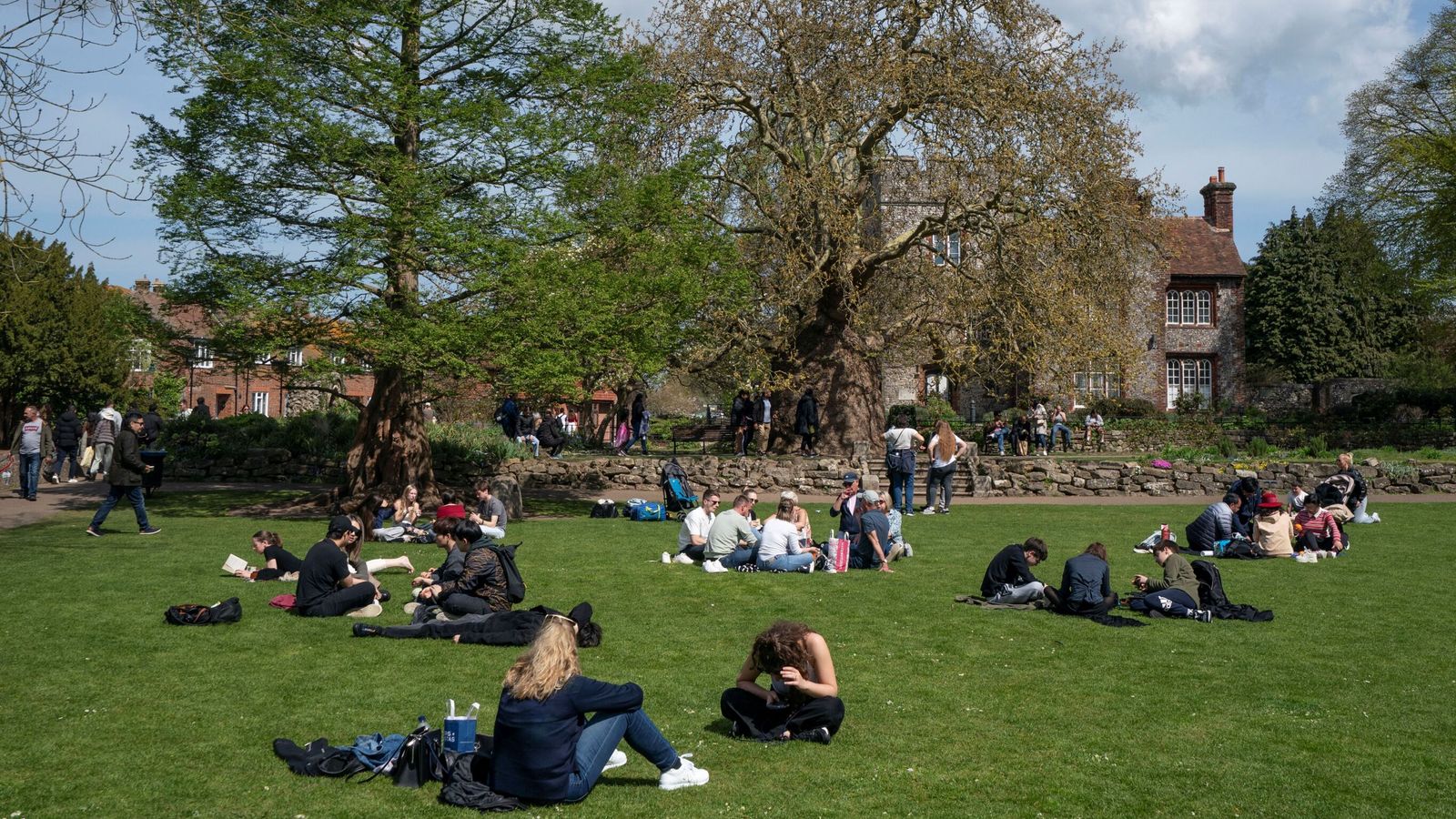 UK weather: Temperatures could climb to 29C in country-wide sunny spell ...