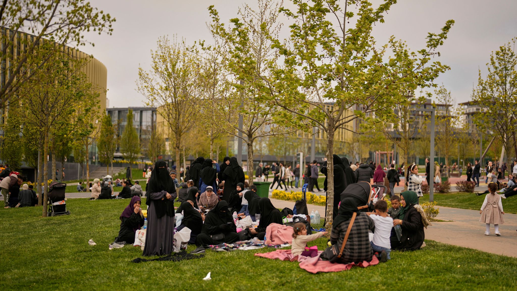 Istanbul hit by 6.2 magnitude earthquake - more than 150 people injured ...