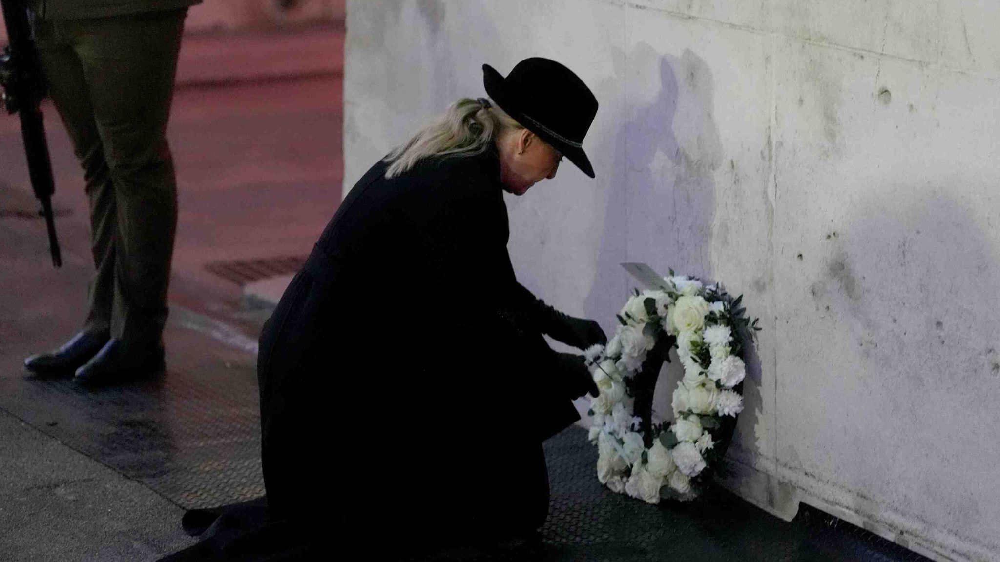 'A disgrace': Protesters condemned as ceremonies marking Anzac Day held ...