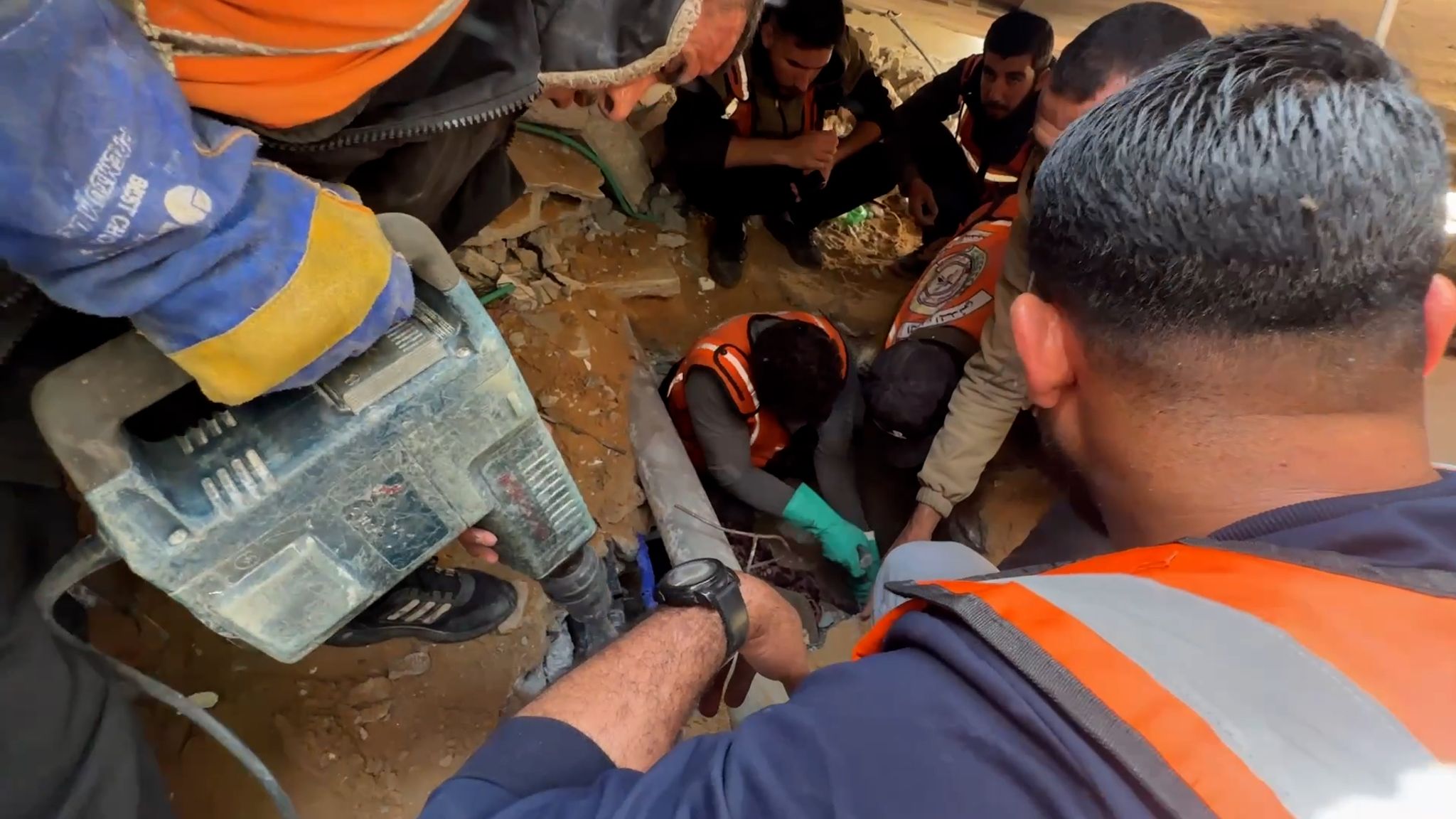 Lack of heavy rescue equipment into Gaza leaves hundreds to die slow ...