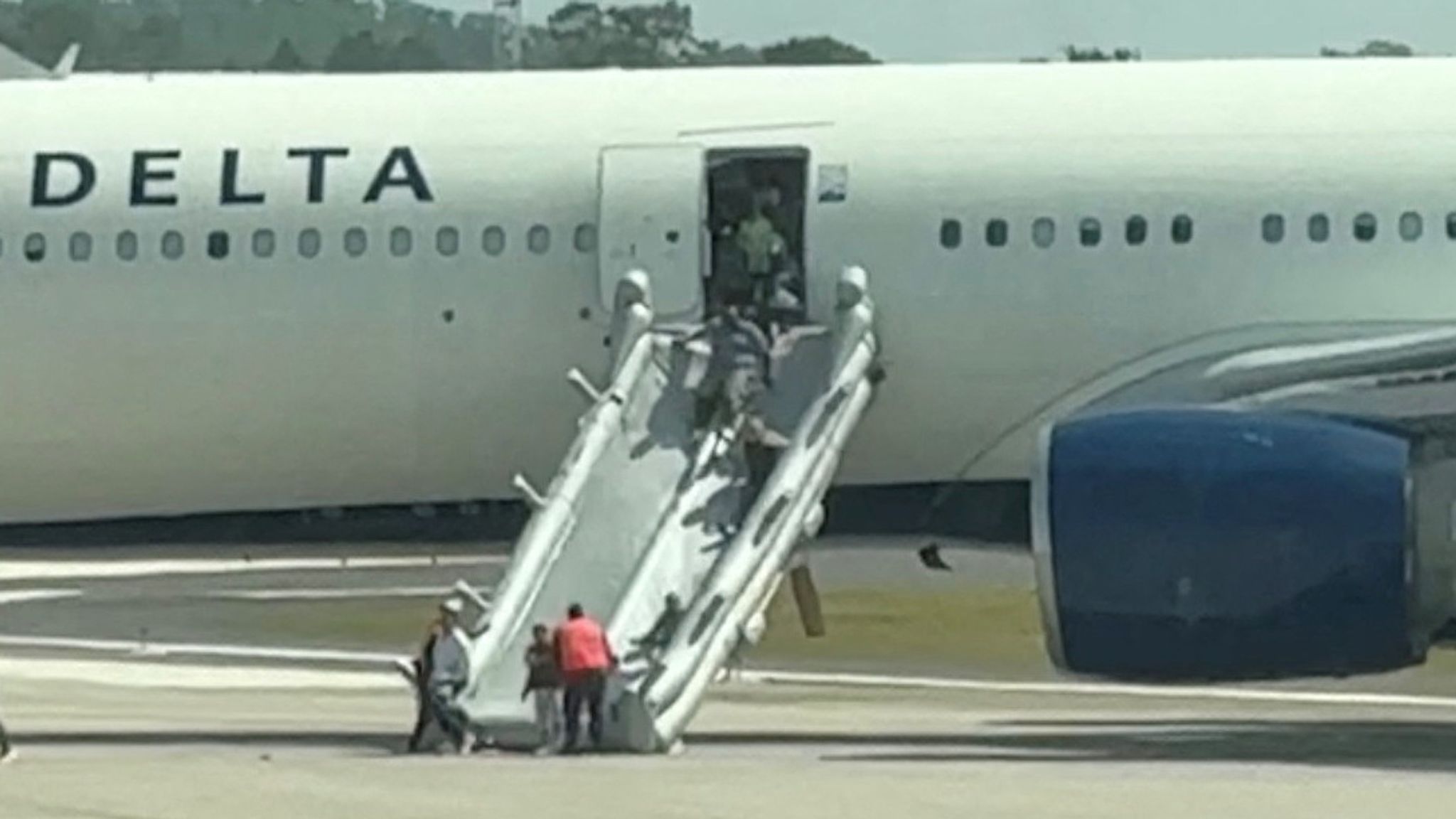 Hundreds of passengers evacuated after Delta Air Lines Airbus A330 ...