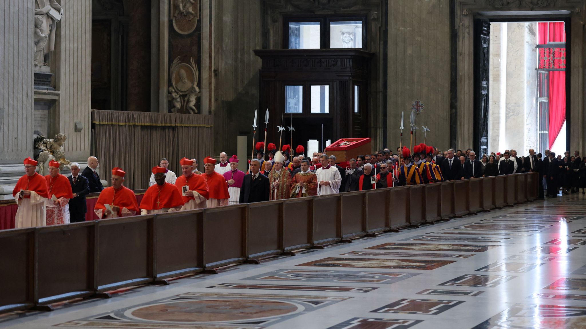 In photos: Prayers and tears as physique of Pope Francis moved to St ...