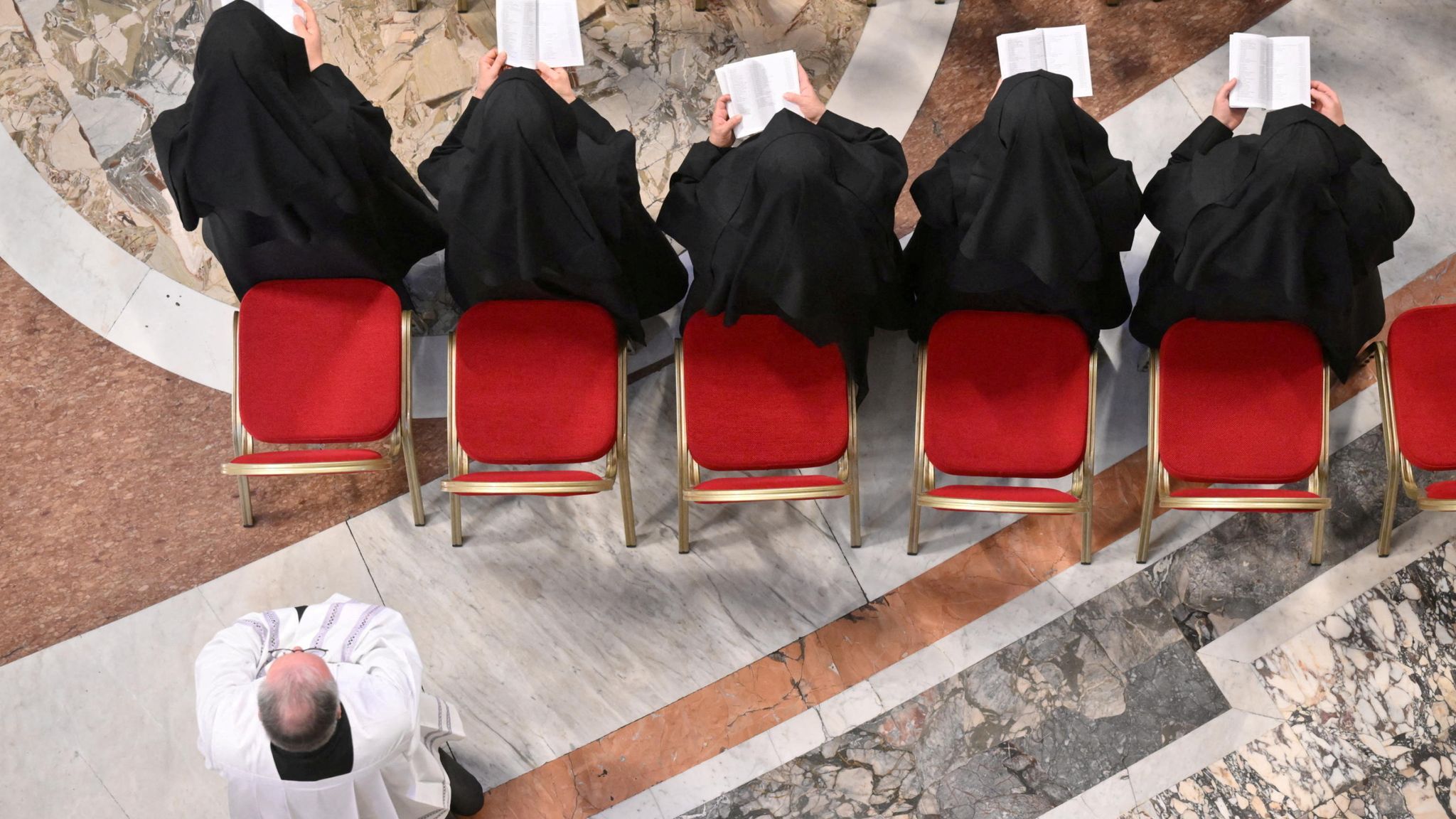 In photos: Prayers and tears as physique of Pope Francis moved to St ...