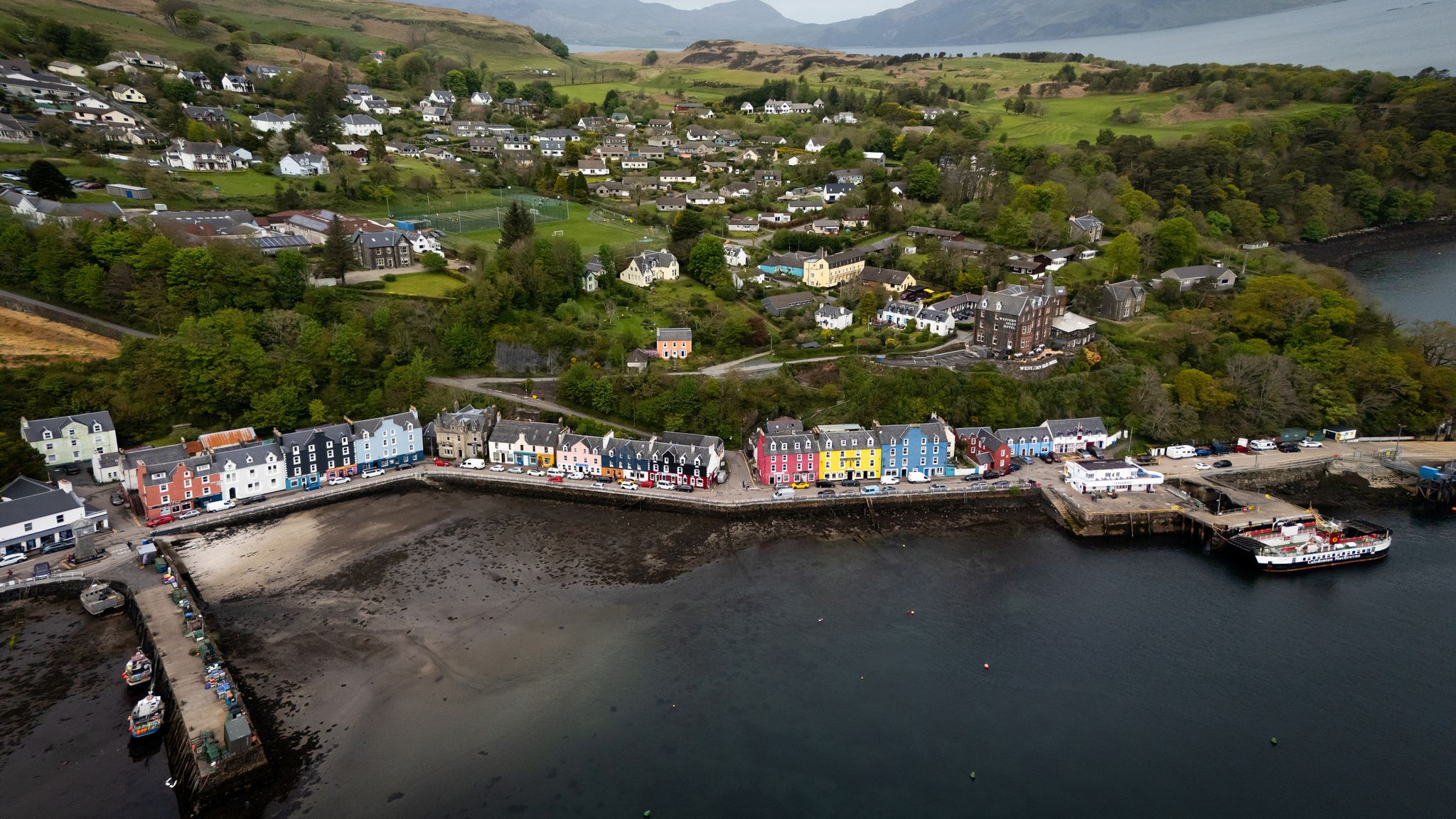 Crowds cheer William and Kate on wedding anniversary visit to Isle of ...