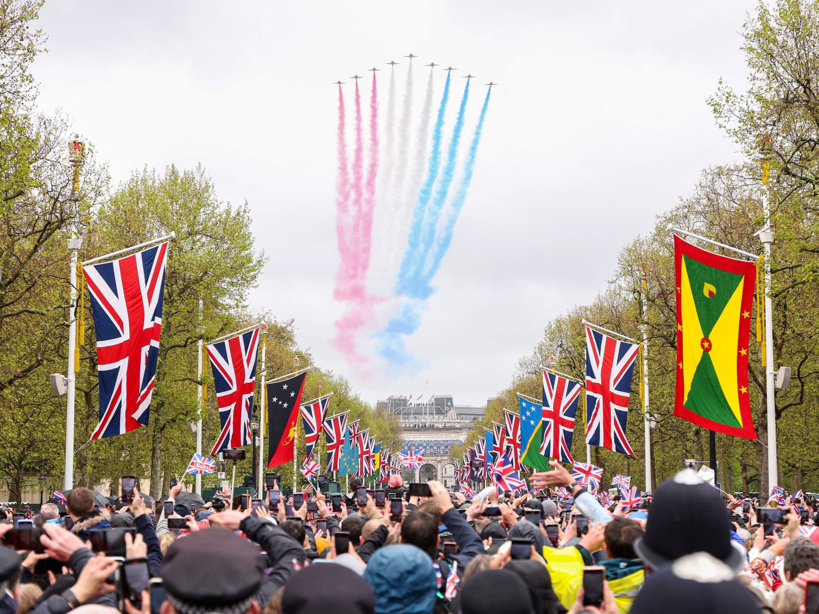 VE Day flypast route: When and where to watch Red Arrows today | UK ...