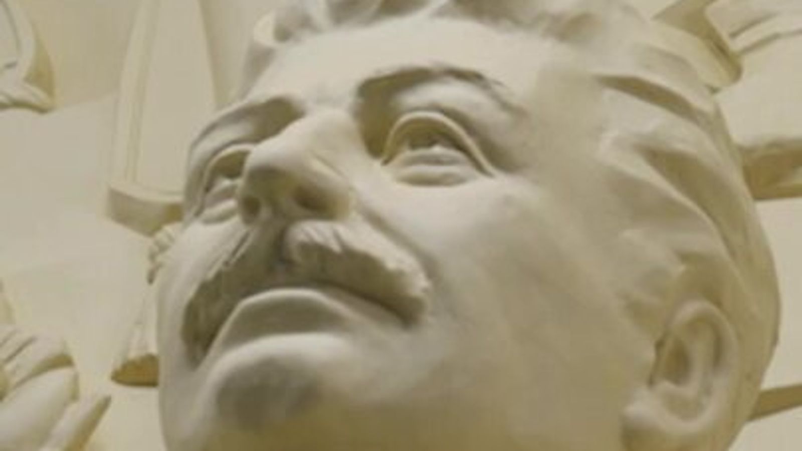 Stalin statue appears in a Moscow metro station - and it's splitting ...