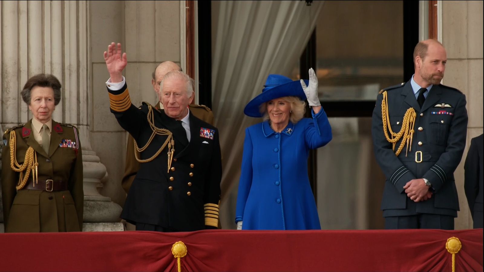 VE Day: Royals watch flypast from Buckingham Palace balcony | UK News ...