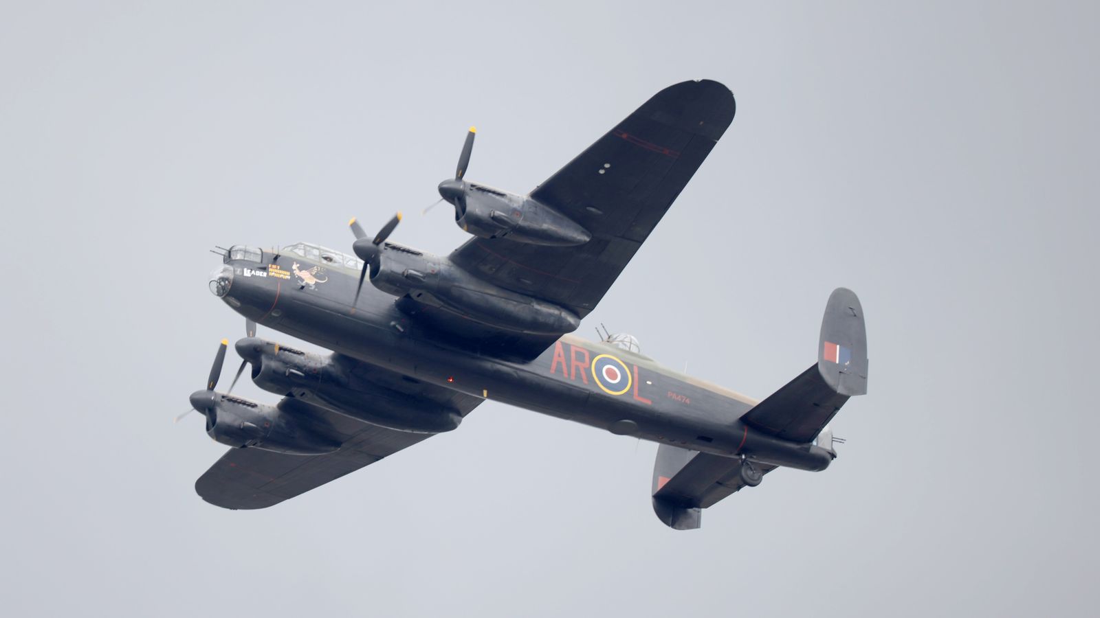 VE Day in pictures: The Royal Family, huge crowds, a military parade ...