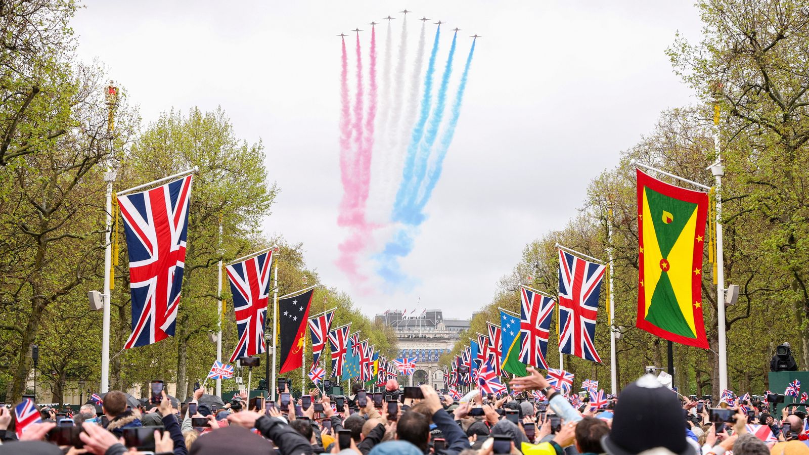 Red Arrows fly over Buckingham Palace to mark 80th anniversary of VE ...