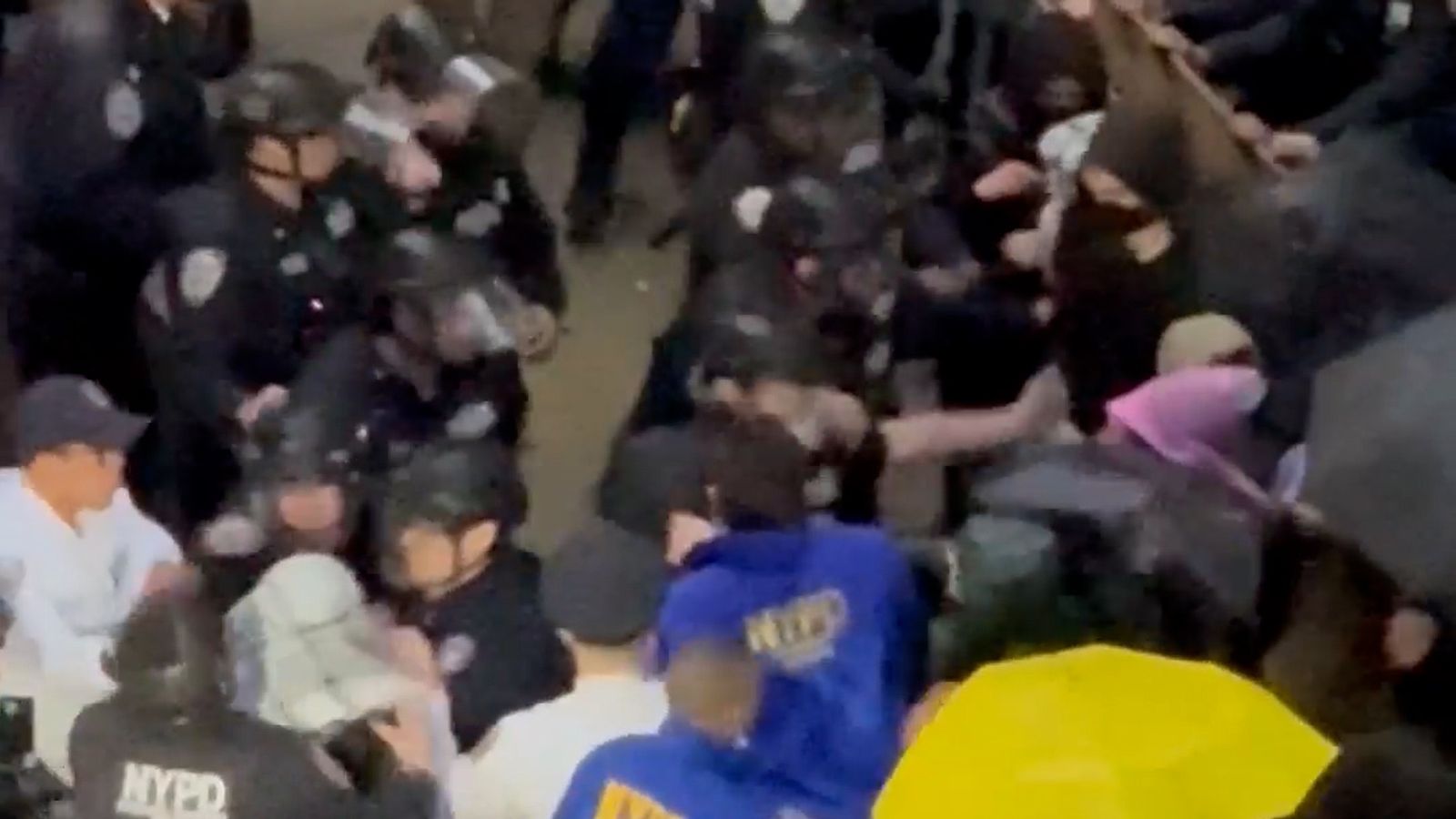 Police and anti-ICE protesters clash outside immigration court in New ...