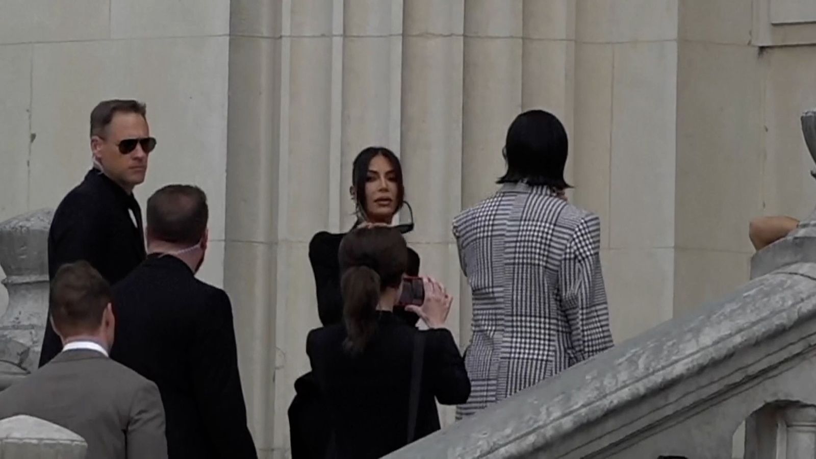Kim Kardashian arrives at court for Paris trial | World News | Sky News