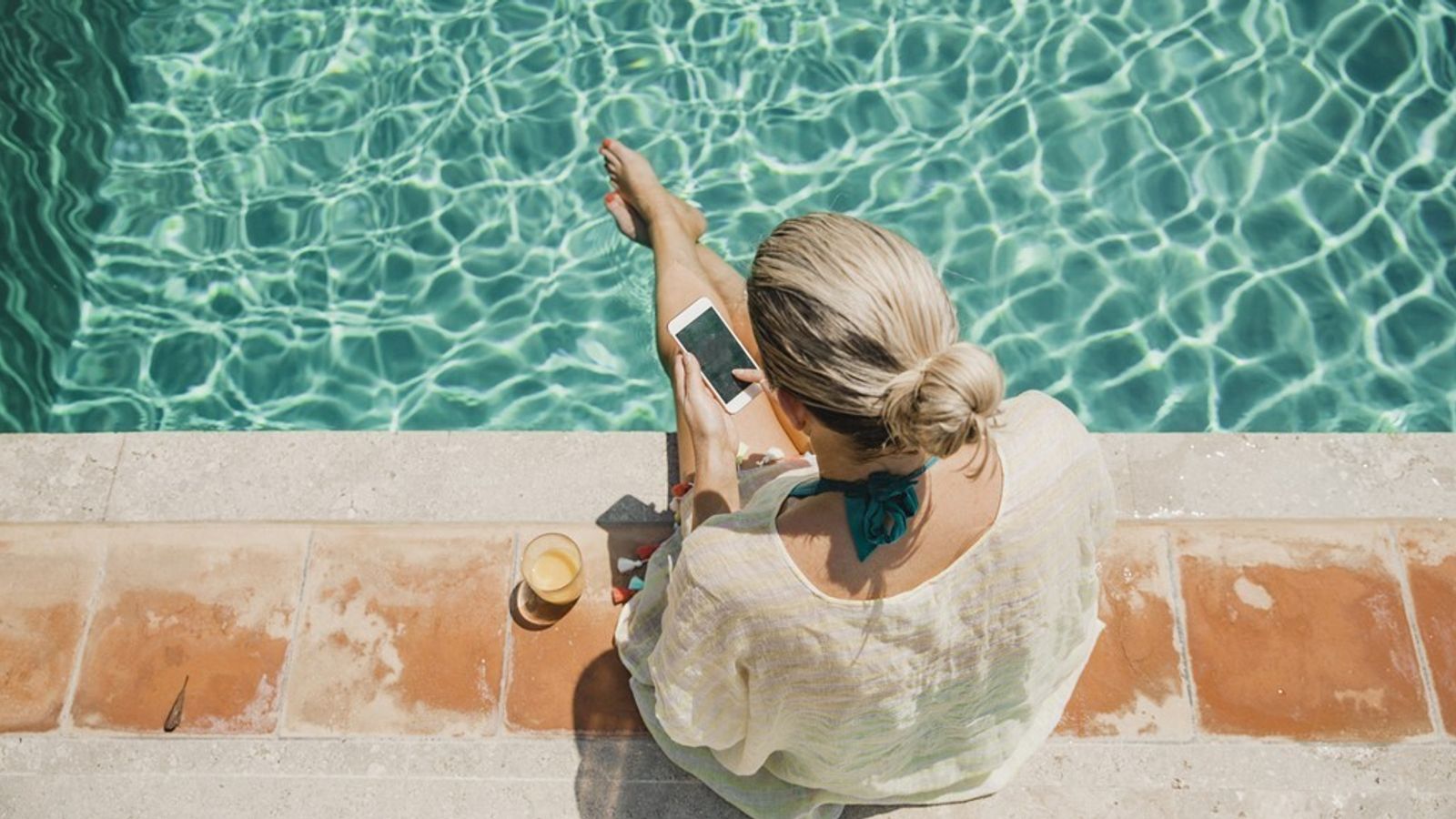 Holiday coming up? Here's how data roaming charges compare by network ...