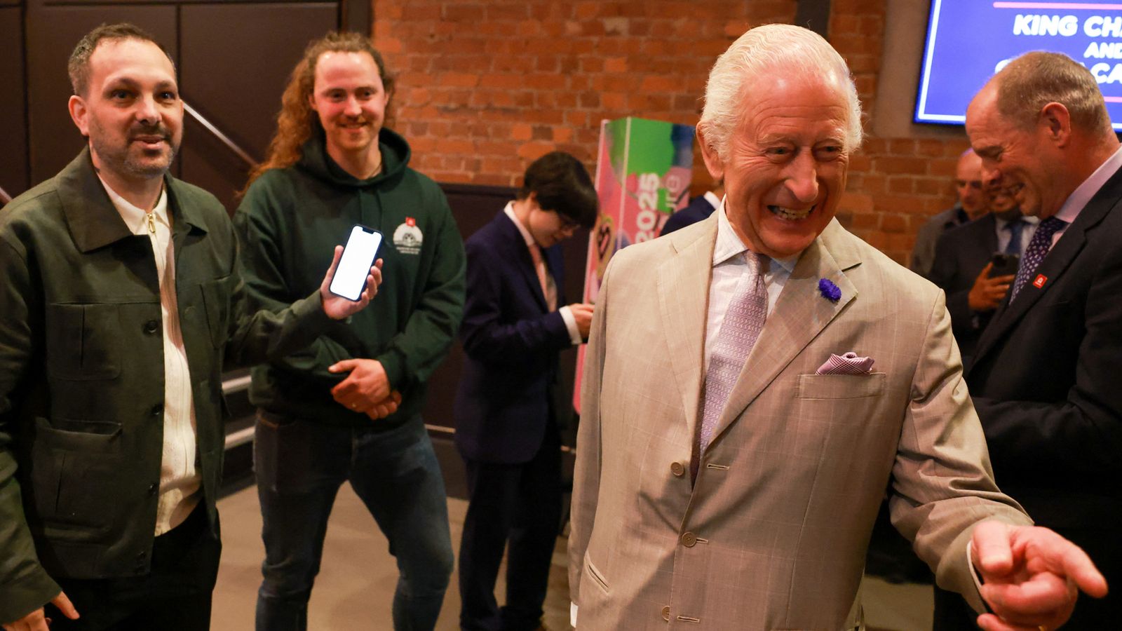The King 'flabbergasted' by magician Steven Frayne's money trick as he ...