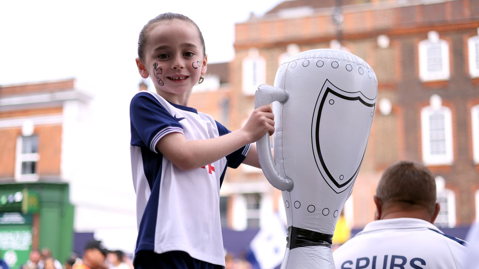 Massive crowds of Spurs fans gather for victory parade after Europa ...