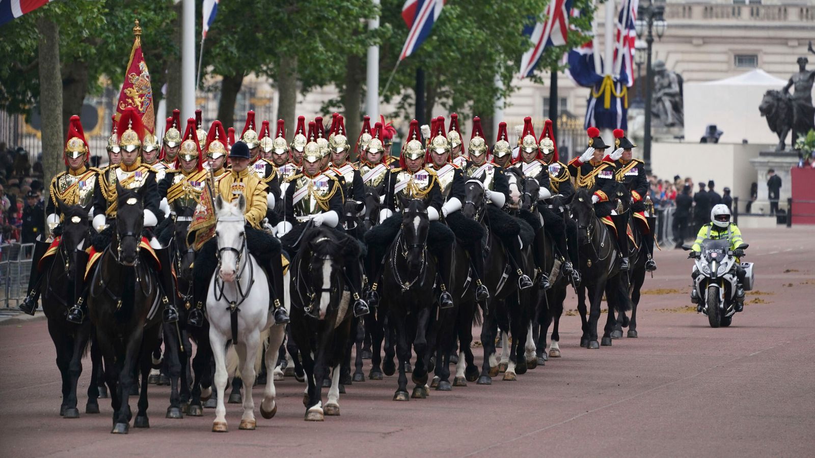 Royal Family watch flypast from Buckingham Palace to mark 80th ...