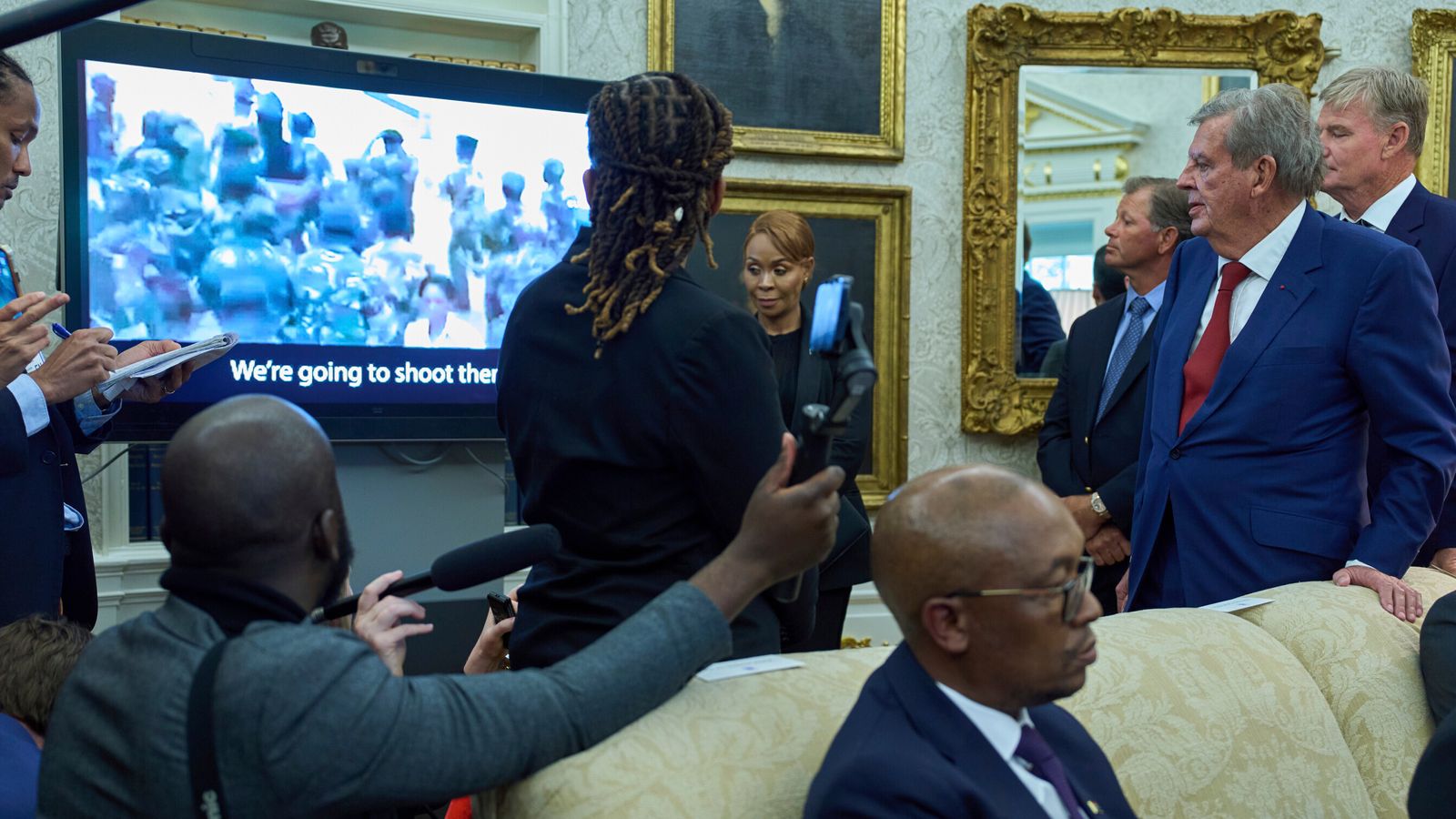 Donald Trump ambushes South African president at White House meeting by ...