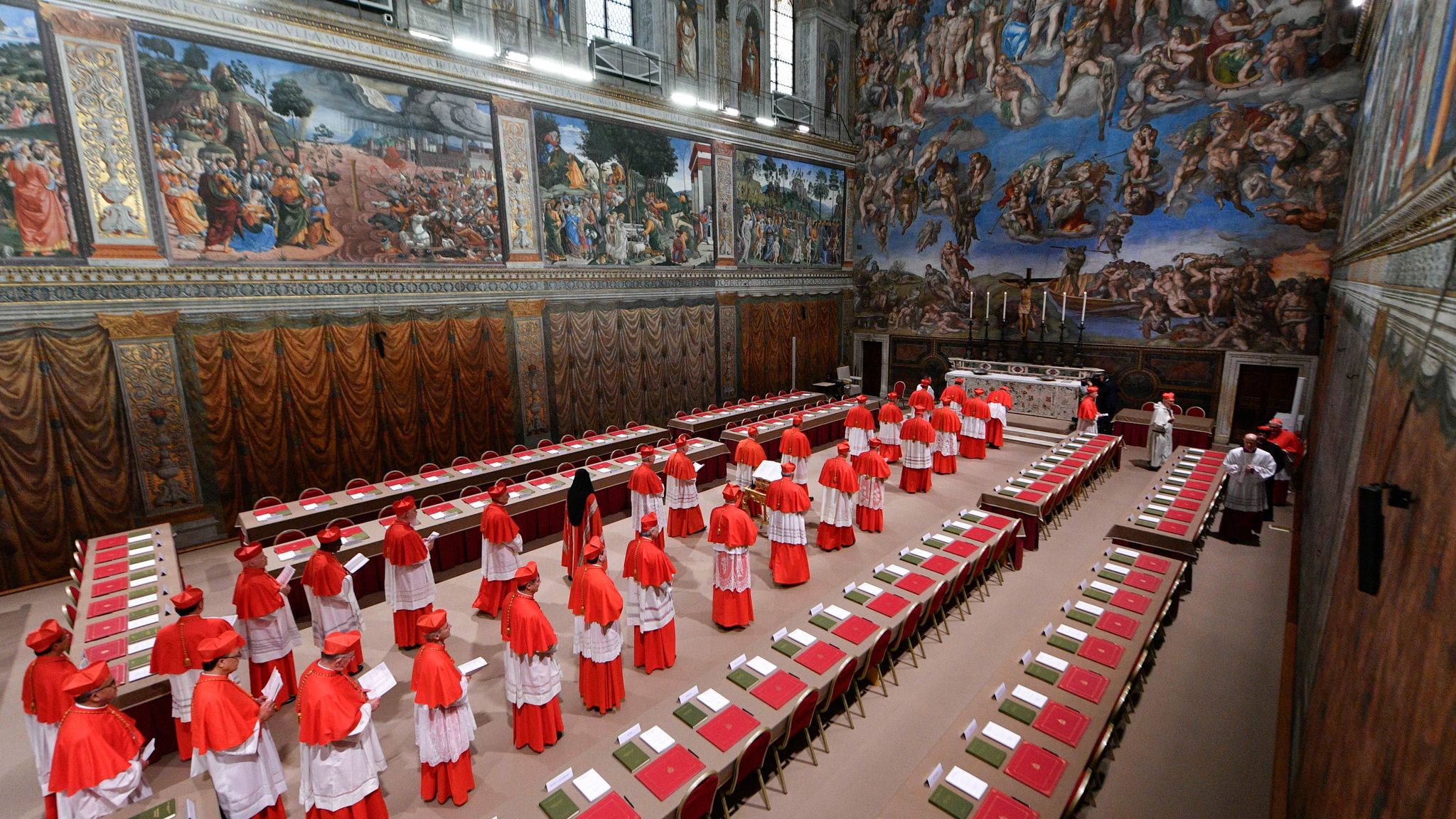 Cardinals returning to conclave after first vote ends in black smoke ...