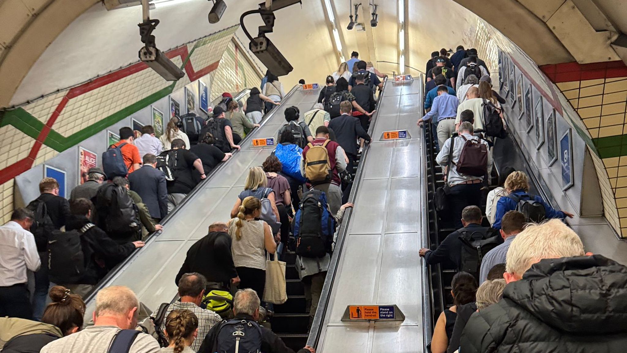 Tube latest: Lines still shut after power outage - despite technical ...