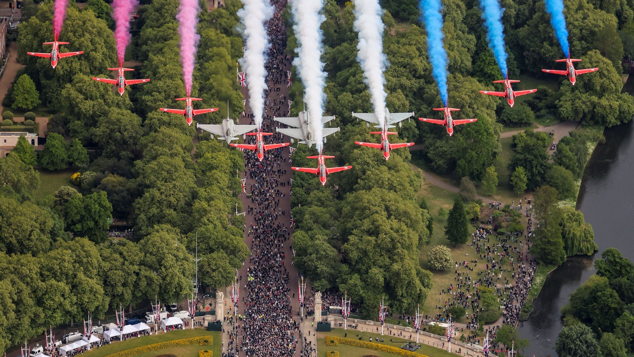 VE Day in pictures: The Royal Family, huge crowds, a military parade ...