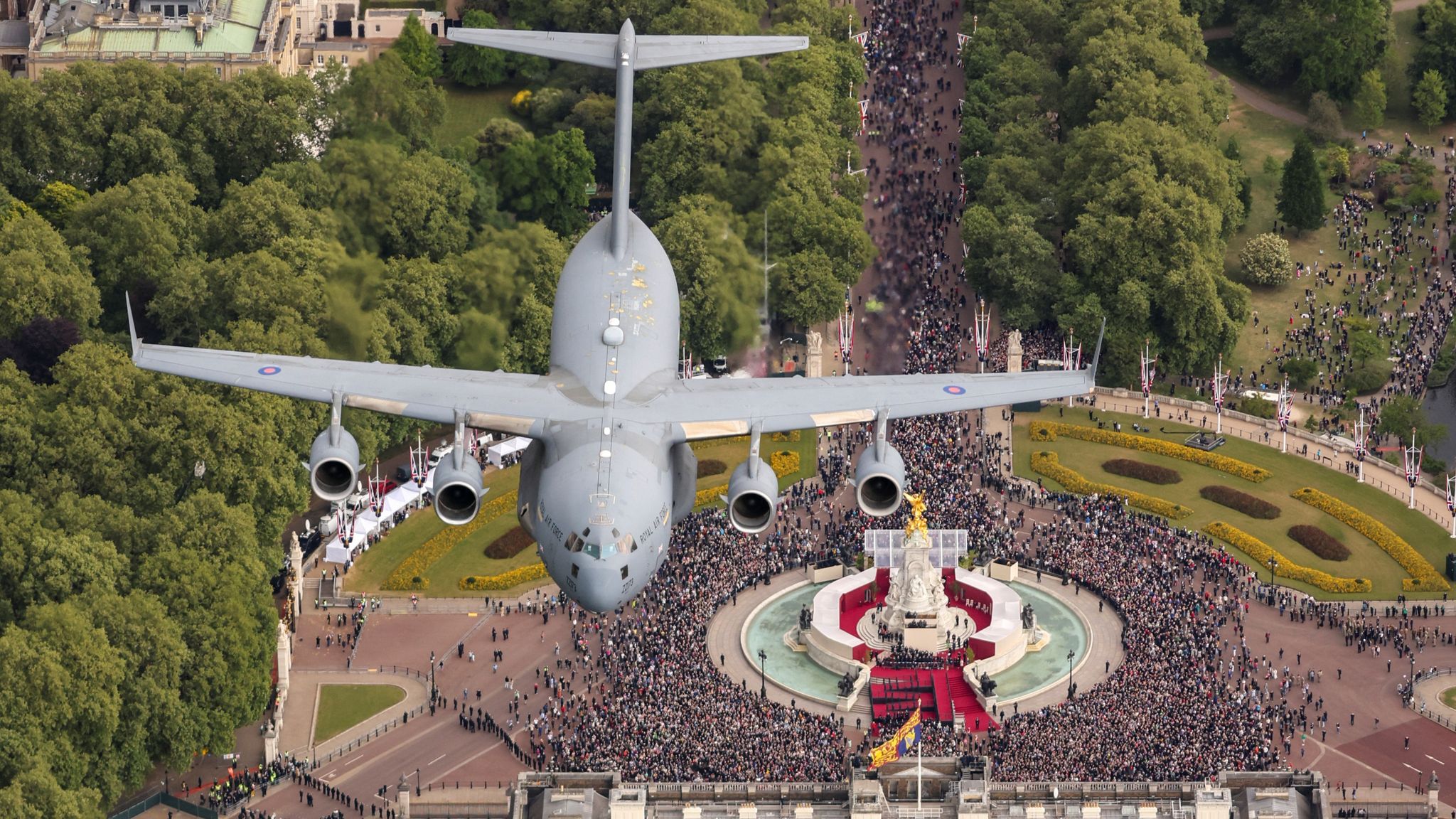 Royal Family watch flypast from Buckingham Palace to mark 80th ...